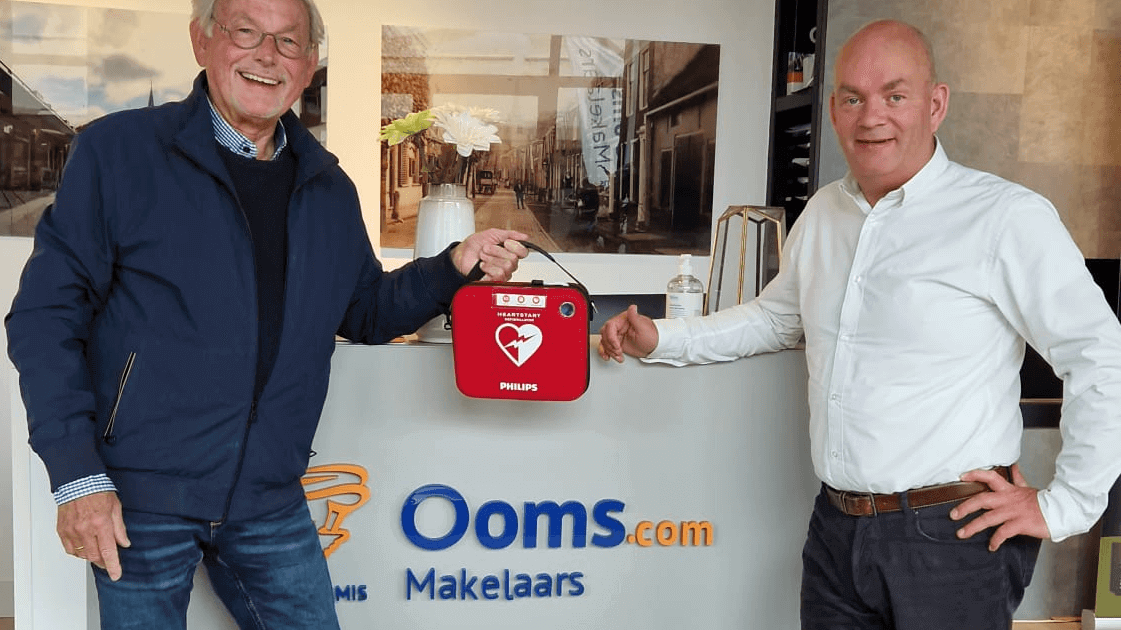 Nieuwe AED in Berkel Centrum dankzij Ooms Makelaars | Winkelcentrum Berkel